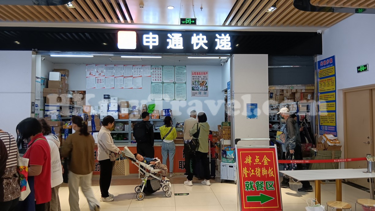 Collect Taobao and e-commerce items at the Liantang Port Shopping Mall ...